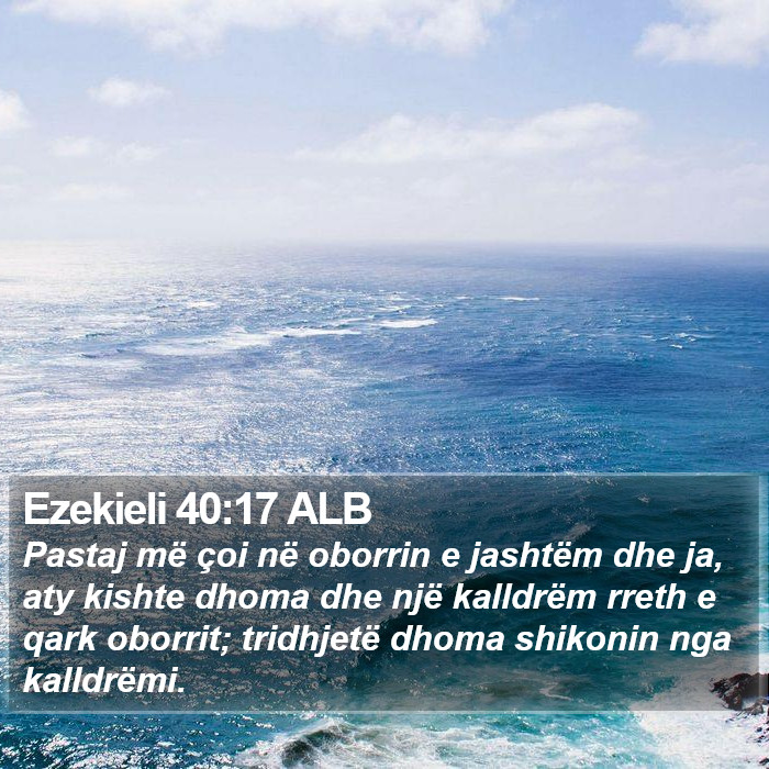 Ezekieli 40:17 ALB - Pastaj më çoi në oborrin e jashtëm dhe ja,